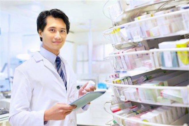 The Importance of Wearing a Clean, White Lab Coat to Your Pharmacy ...